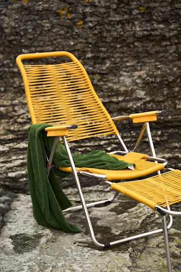 Skapa kontraster på din uteplats med färgglada utemöbler